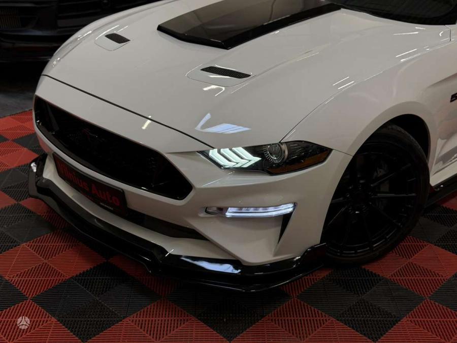White Ford Mustang 2023 in Vilnius, with an engine capacity of 5.00 L and mileage of 21 thousand km for 34900 €, photo 8 on AUTOMOTO.COM.LV
