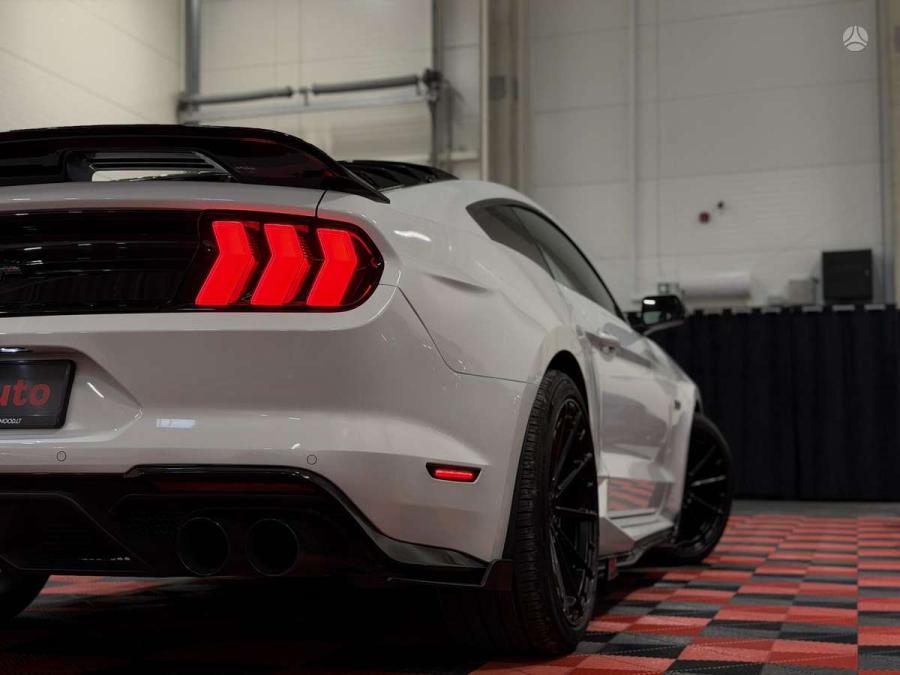 White Ford Mustang 2023 in Vilnius, with an engine capacity of 5.00 L and mileage of 21 thousand km for 34900 €, photo 11 on AUTOMOTO.COM.LV