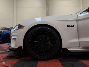 White Ford Mustang 2023 in Vilnius, with an engine capacity of 5.00 L and mileage of 21 thousand km for 34900 €, photo 12 on AUTOMOTO.COM.LV