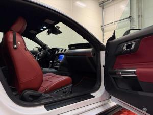 White Ford Mustang 2023 in Vilnius, with an engine capacity of 5.00 L and mileage of 21 thousand km for 34900 €, photo 16 on AUTOMOTO.COM.LV