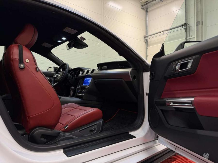 White Ford Mustang 2023 in Vilnius, with an engine capacity of 5.00 L and mileage of 21 thousand km for 34900 €, photo 16 on AUTOMOTO.COM.LV