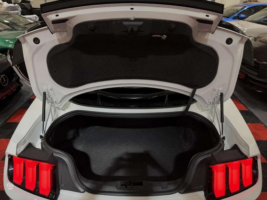 White Ford Mustang 2023 in Vilnius, with an engine capacity of 5.00 L and mileage of 21 thousand km for 34900 €, photo 30 on AUTOMOTO.COM.LV
