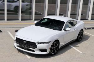 White Ford Mustang 2024 in Vilnius, with an engine capacity of 2.30 L and mileage of 60 thousand km for 28799 €, photo 3 on AUTOMOTO.COM.LV