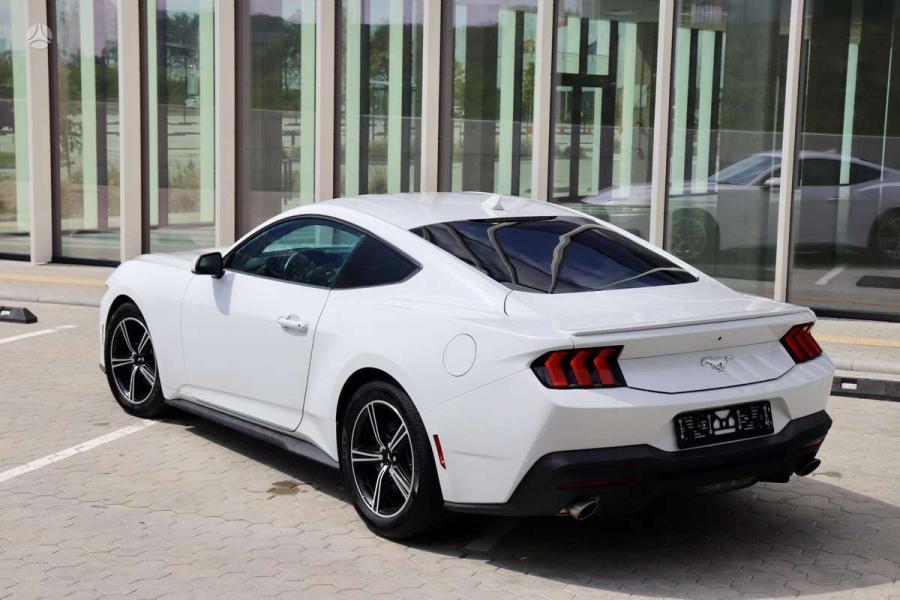 White Ford Mustang 2024 in Vilnius, with an engine capacity of 2.30 L and mileage of 60 thousand km for 28799 €, photo 4 on AUTOMOTO.COM.LV