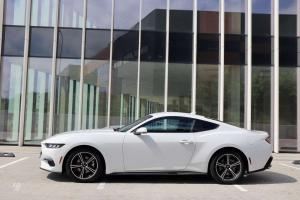 White Ford Mustang 2024 in Vilnius, with an engine capacity of 2.30 L and mileage of 60 thousand km for 28799 €, photo 5 on AUTOMOTO.COM.LV