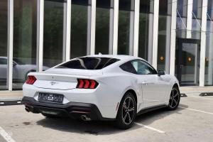 White Ford Mustang 2024 in Vilnius, with an engine capacity of 2.30 L and mileage of 60 thousand km for 28799 €, photo 6 on AUTOMOTO.COM.LV