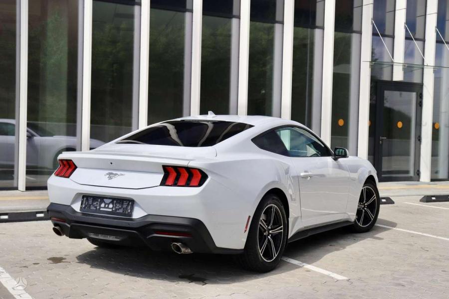 White Ford Mustang 2024 in Vilnius, with an engine capacity of 2.30 L and mileage of 60 thousand km for 28799 €, photo 6 on AUTOMOTO.COM.LV