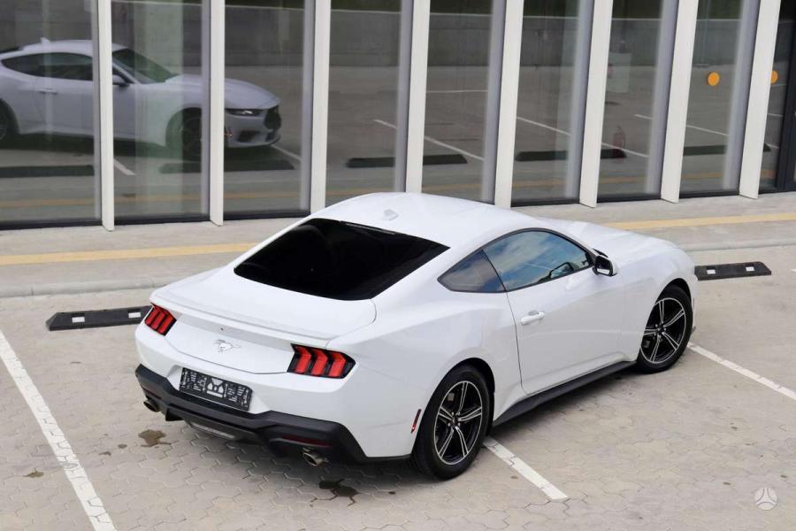 White Ford Mustang 2024 in Vilnius, with an engine capacity of 2.30 L and mileage of 60 thousand km for 28799 €, photo 7 on AUTOMOTO.COM.LV