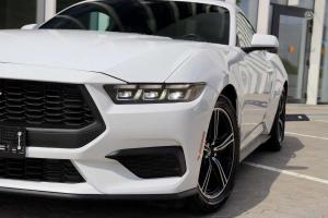 White Ford Mustang 2024 in Vilnius, with an engine capacity of 2.30 L and mileage of 60 thousand km for 28799 €, photo 10 on AUTOMOTO.COM.LV