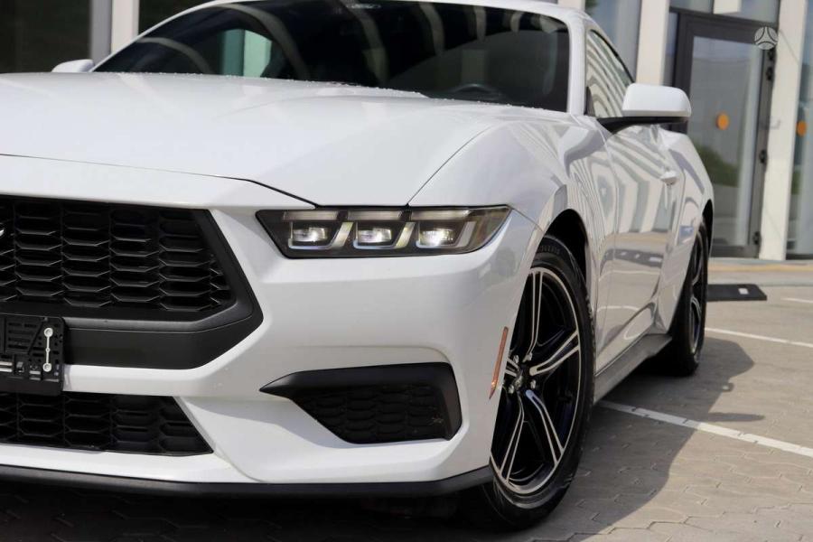 White Ford Mustang 2024 in Vilnius, with an engine capacity of 2.30 L and mileage of 60 thousand km for 28799 €, photo 10 on AUTOMOTO.COM.LV