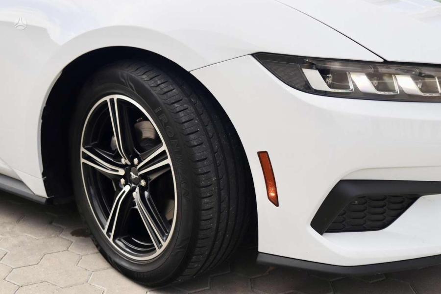 White Ford Mustang 2024 in Vilnius, with an engine capacity of 2.30 L and mileage of 60 thousand km for 28799 €, photo 12 on AUTOMOTO.COM.LV