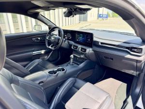 White Ford Mustang 2024 in Vilnius, with an engine capacity of 2.30 L and mileage of 60 thousand km for 28799 €, photo 18 on AUTOMOTO.COM.LV
