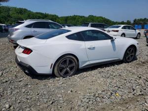 White Ford Mustang 2025 in Vilnius, with an engine capacity of 2.25 L and mileage of 22 thousand km for 11999 €, photo 4 on AUTOMOTO.COM.LV