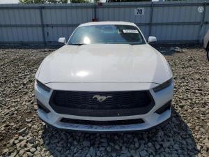 White Ford Mustang 2025 in Vilnius, with an engine capacity of 2.25 L and mileage of 22 thousand km for 11999 €, photo 6 on AUTOMOTO.COM.LV