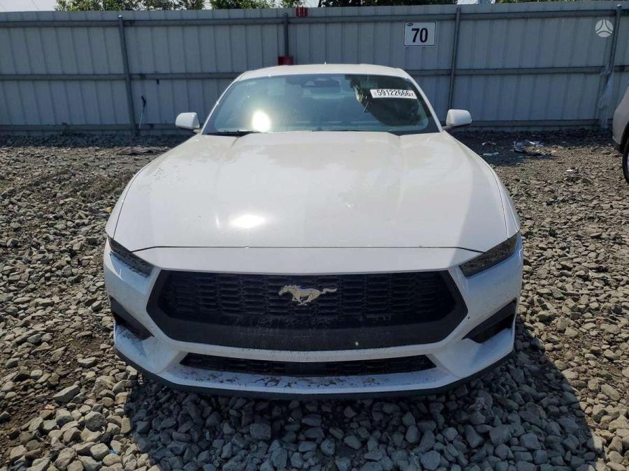 White Ford Mustang 2025 in Vilnius, with an engine capacity of 2.25 L and mileage of 22 thousand km for 11999 €, photo 6 on AUTOMOTO.COM.LV