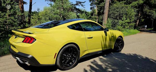 Dzeltens Ford Mustang 2025 Kauņa, ar dzinēja tilpumu 2.30 L un nobraukumu 14 tūkst. km par 30900 €, foto 3 vietnē AUTOMOTO.COM.LV