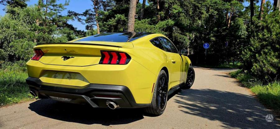 Dzeltens Ford Mustang 2025 Kauņa, ar dzinēja tilpumu 2.30 L un nobraukumu 14 tūkst. km par 30900 €, foto 5 vietnē AUTOMOTO.COM.LV