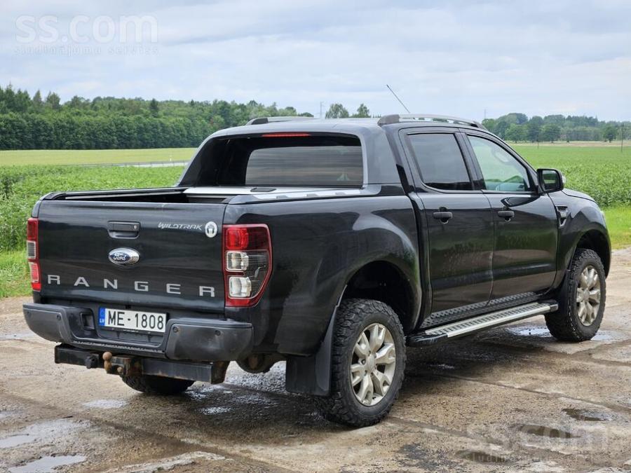 Black Ford Ranger 2015 in Riga, with an engine capacity of 3.20 L and mileage of 263 thousand km for 9680 €, photo 5 on AUTOMOTO.COM.LV