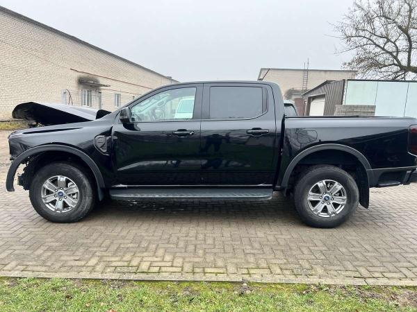 Black Ford Ranger 2023 in Kelme, with an engine capacity of 2.00 L and mileage of 23 thousand km for 18500 €, photo 2 on AUTOMOTO.COM.LV