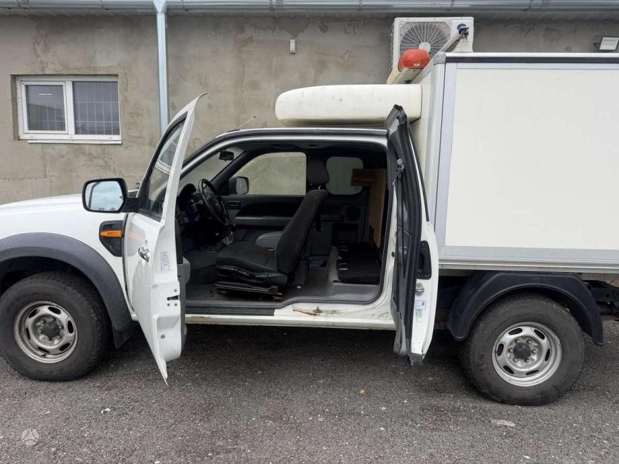 White Ford Ranger 2009 in Kaunas, with an engine capacity of 2.50 L and mileage of 150 thousand km for 3600 €, photo 8 on AUTOMOTO.COM.LV