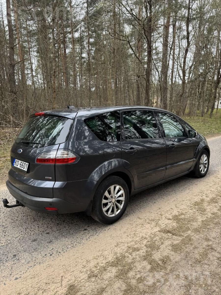 Black Ford S-Max 2006 in Riga, with an engine capacity of 1.80 L and mileage of 289 thousand km for 1750 €, photo 4 on AUTOMOTO.COM.LV