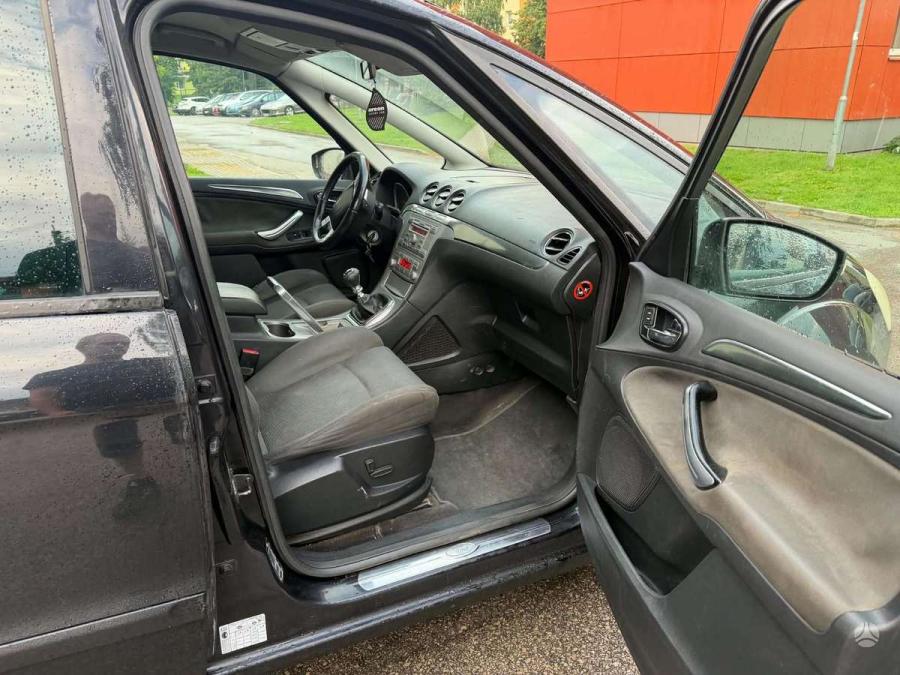 Black Ford S-Max 2006 in Mazeikiai, with an engine capacity of 1.75 L and mileage of 460 thousand km for 900 €, photo 7 on AUTOMOTO.COM.LV