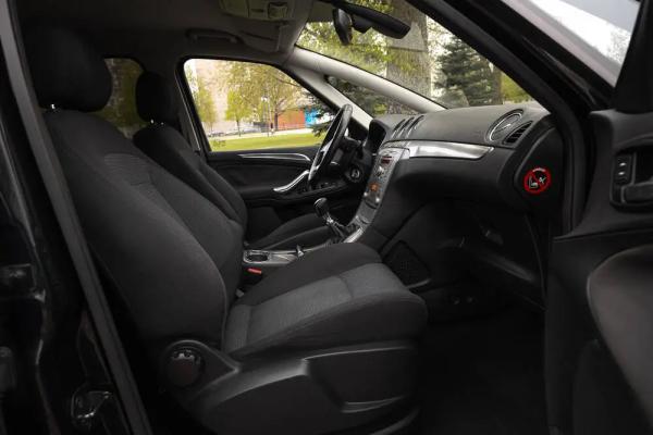Black Ford S-Max 2008 in Jelgava, with an engine capacity of 2.00 L and mileage of 426 thousand km for 1900 €, photo 7 on AUTOMOTO.COM.LV