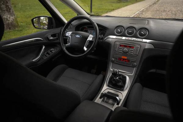 Black Ford S-Max 2008 in Jelgava, with an engine capacity of 2.00 L and mileage of 426 thousand km for 1900 €, photo 10 on AUTOMOTO.COM.LV