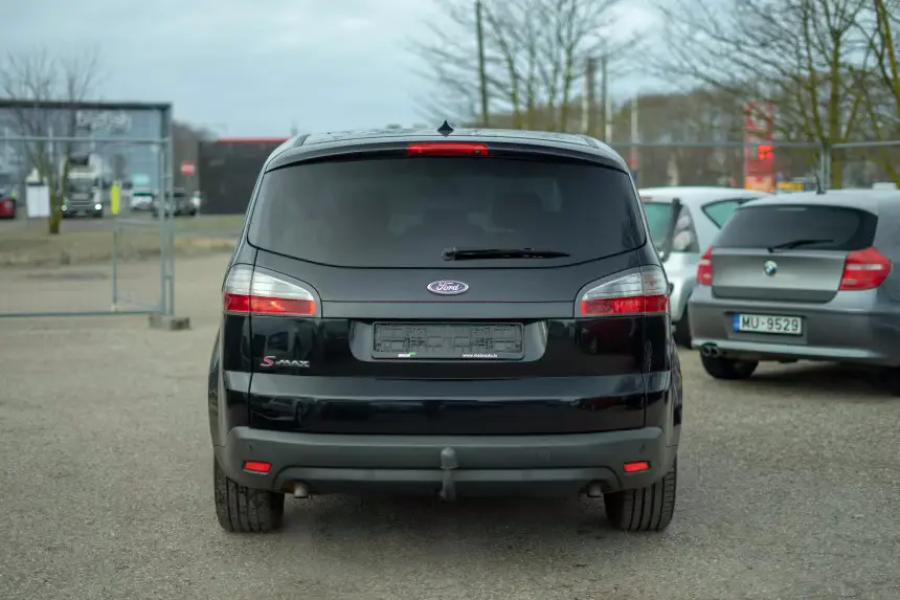 Black Ford S-Max 2008 in Liepaja, with an engine capacity of 2.30 L and mileage of 259 thousand km for 4650 €, photo 4 on AUTOMOTO.COM.LV