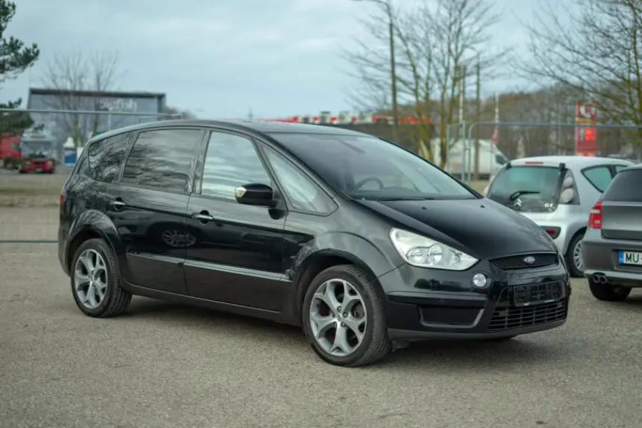 Black Ford S-Max 2008 in Liepaja, with an engine capacity of 2.30 L and mileage of 259 thousand km for 4650 €, photo 6 on AUTOMOTO.COM.LV
