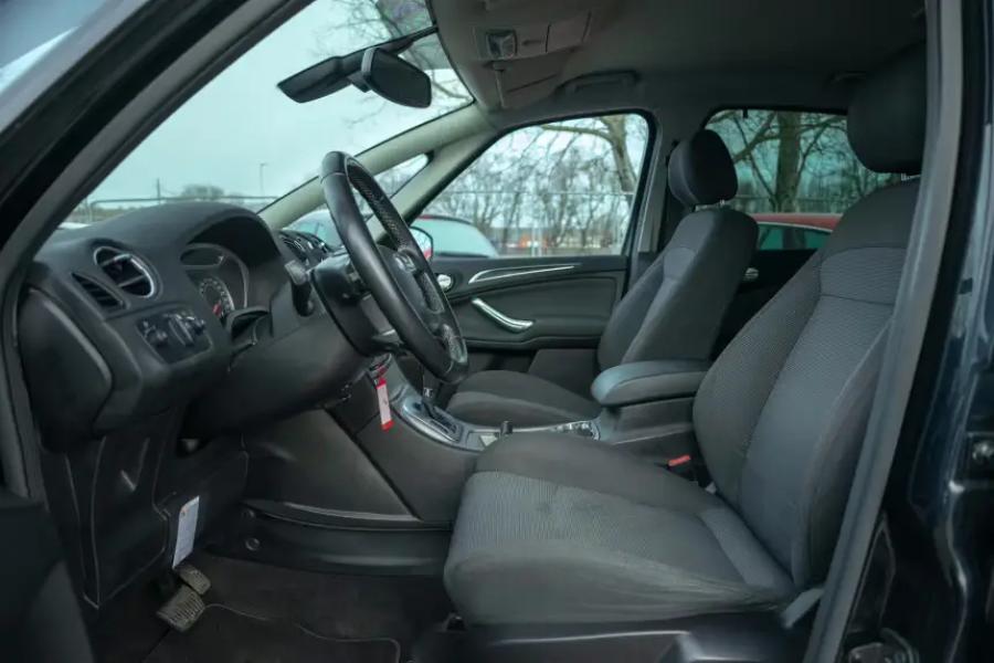 Black Ford S-Max 2008 in Liepaja, with an engine capacity of 2.30 L and mileage of 259 thousand km for 4650 €, photo 8 on AUTOMOTO.COM.LV