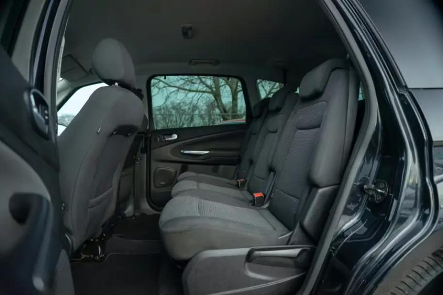 Black Ford S-Max 2008 in Liepaja, with an engine capacity of 2.30 L and mileage of 259 thousand km for 4650 €, photo 9 on AUTOMOTO.COM.LV