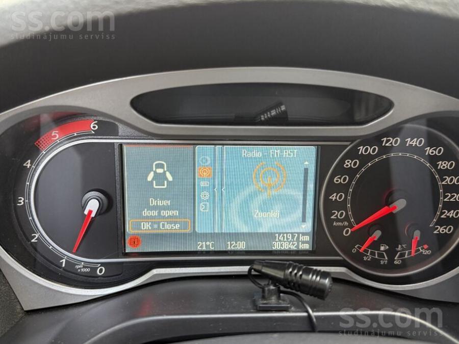 Black Ford S-Max 2009 in Riga, with an engine capacity of 2.20 L and mileage of 304 thousand km for 4990 €, photo 12 on AUTOMOTO.COM.LV