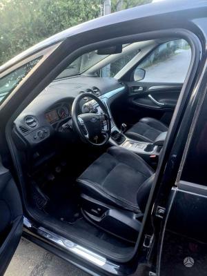 Black Ford S-Max 2009 in Vilnius, with an engine capacity of 2.18 L and mileage of 294 thousand km for 3100 €, photo 6 on AUTOMOTO.COM.LV