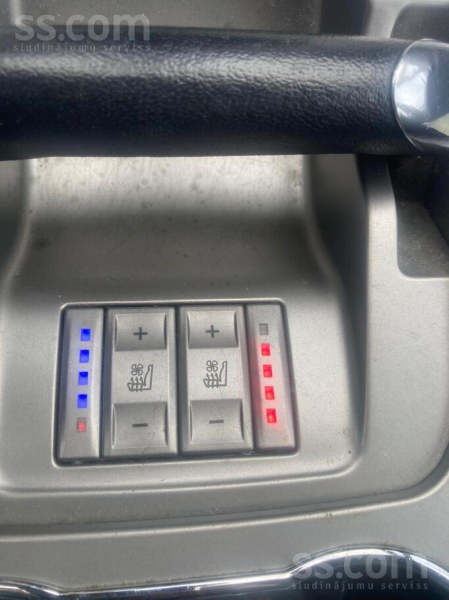 Melns Ford S-Max 2009 Rīga, ar dzinēja tilpumu 2.00 L un nobraukumu 292 tūkst. km par 3900 €, foto 12 vietnē AUTOMOTO.COM.LV