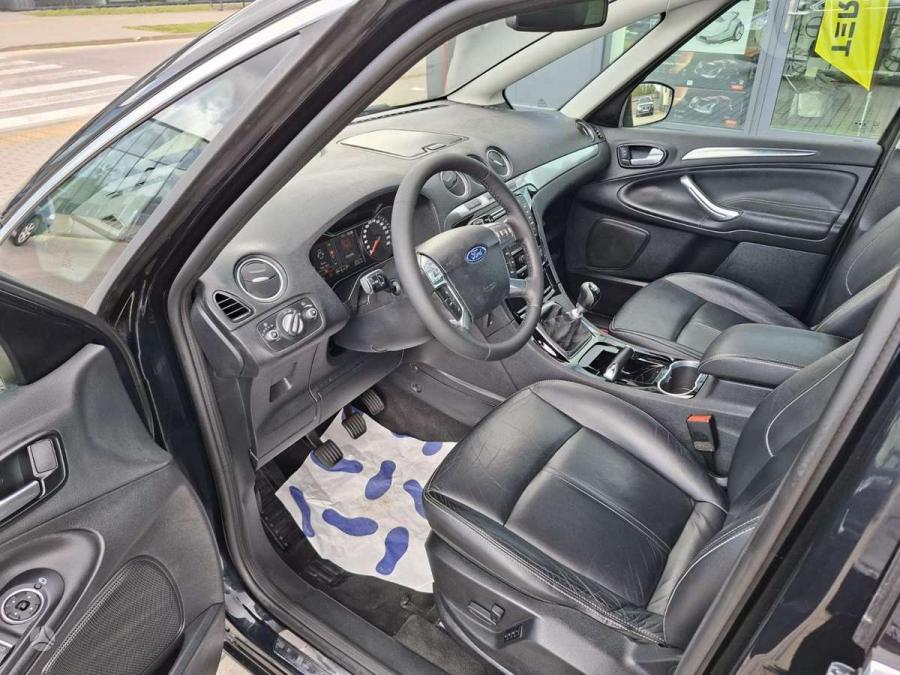 Black Ford S-Max 2010 in Siauliai, with an engine capacity of 2.00 L and mileage of 295 thousand km for 4990 €, photo 12 on AUTOMOTO.COM.LV