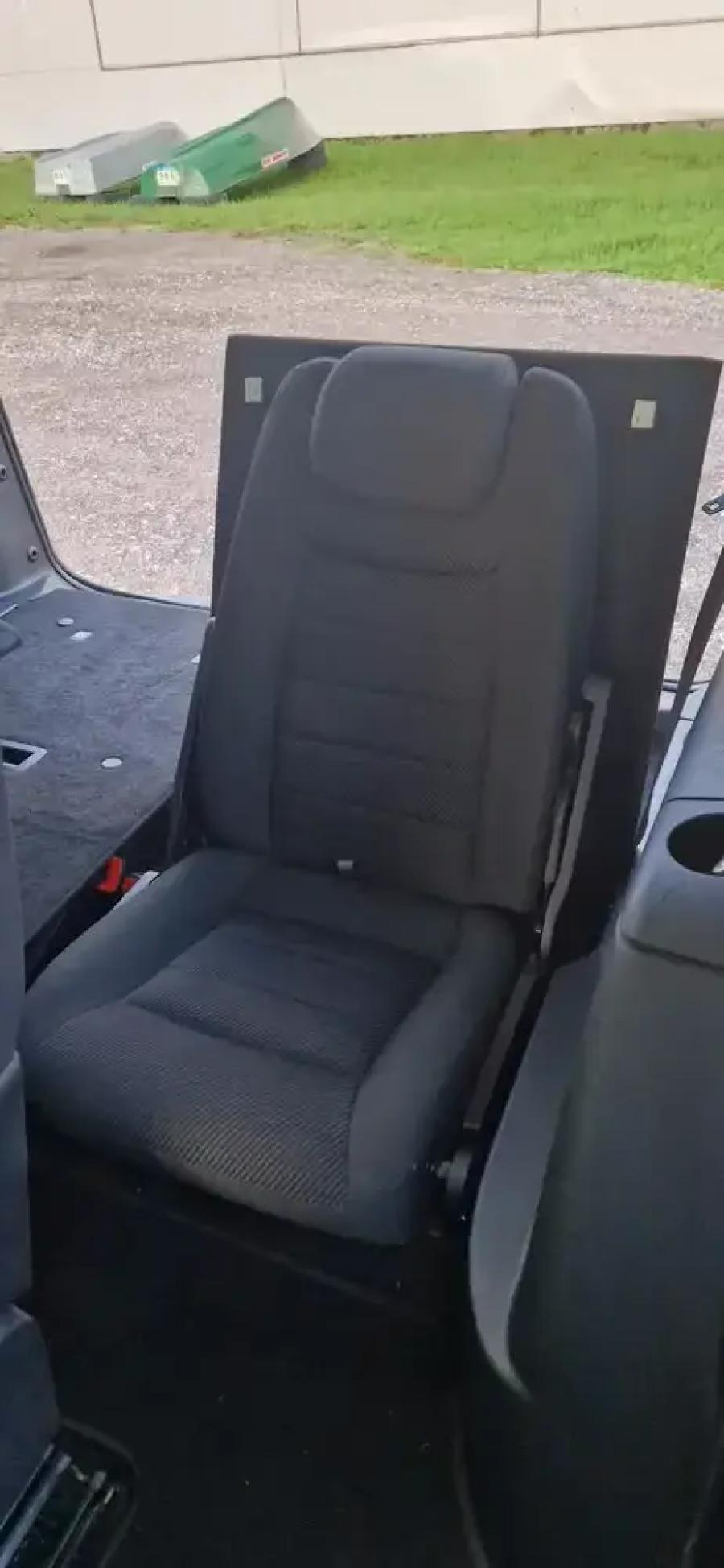 Melns Ford S-Max 2011 Daugavpils, ar dzinēja tilpumu 2.00 L un nobraukumu 225 tūkst. km par 4999 €, foto 22 vietnē AUTOMOTO.COM.LV