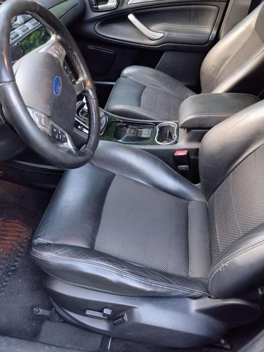 Black Ford S-Max 2012 in Vilnius, with an engine capacity of 2.00 L and mileage of 385 thousand km for 4900 €, photo 3 on AUTOMOTO.COM.LV