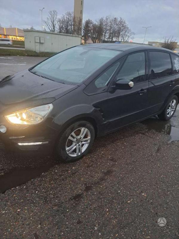 Black Ford S-Max 2013 in Panevezys, with an engine capacity of 2.00 L and mileage of 438 thousand km for 3799 €, photo 3 on AUTOMOTO.COM.LV