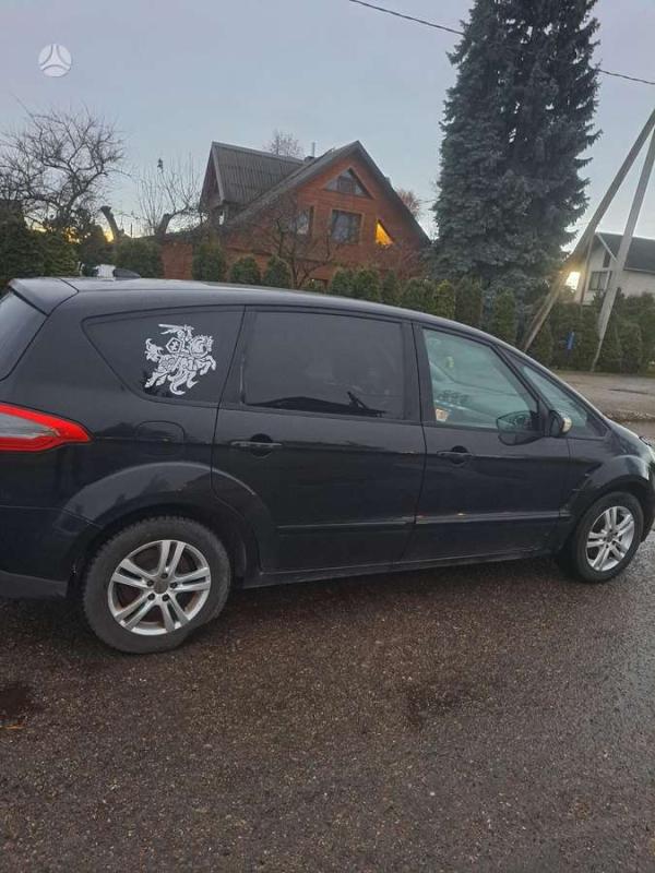 Black Ford S-Max 2013 in Panevezys, with an engine capacity of 2.00 L and mileage of 438 thousand km for 3799 €, photo 7 on AUTOMOTO.COM.LV