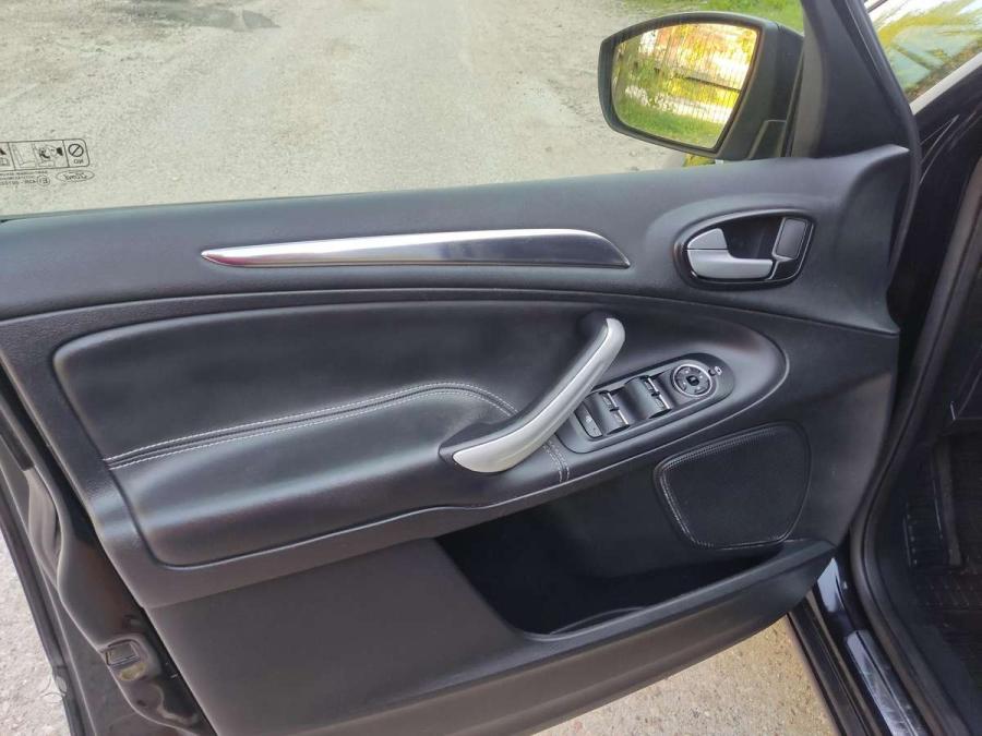 Black Ford S-Max 2013 in Ukmerge, with an engine capacity of 2.00 L and mileage of 224 thousand km for 5200 €, photo 12 on AUTOMOTO.COM.LV