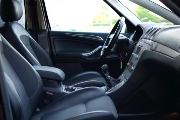 Black Ford S-Max 2009 in Grobiņa, with an engine capacity of 2.20 L and mileage of 282 thousand km for 5500 €, photo 9 on AUTOMOTO.COM.LV