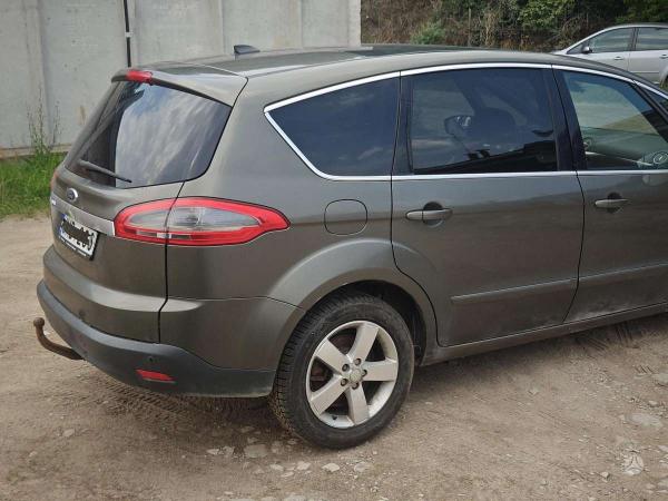Green Ford S-Max 2011 in Vilnius, with an engine capacity of 2.00 L and mileage of 307 thousand km for 1950 €, photo 5 on AUTOMOTO.COM.LV