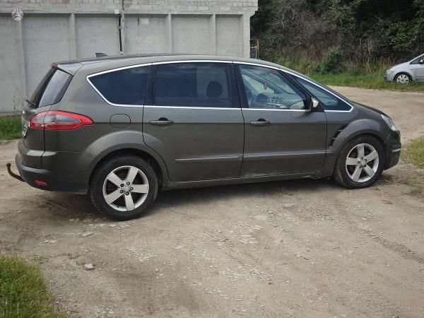 Green Ford S-Max 2011 in Vilnius, with an engine capacity of 2.00 L and mileage of 307 thousand km for 1950 €, photo 6 on AUTOMOTO.COM.LV
