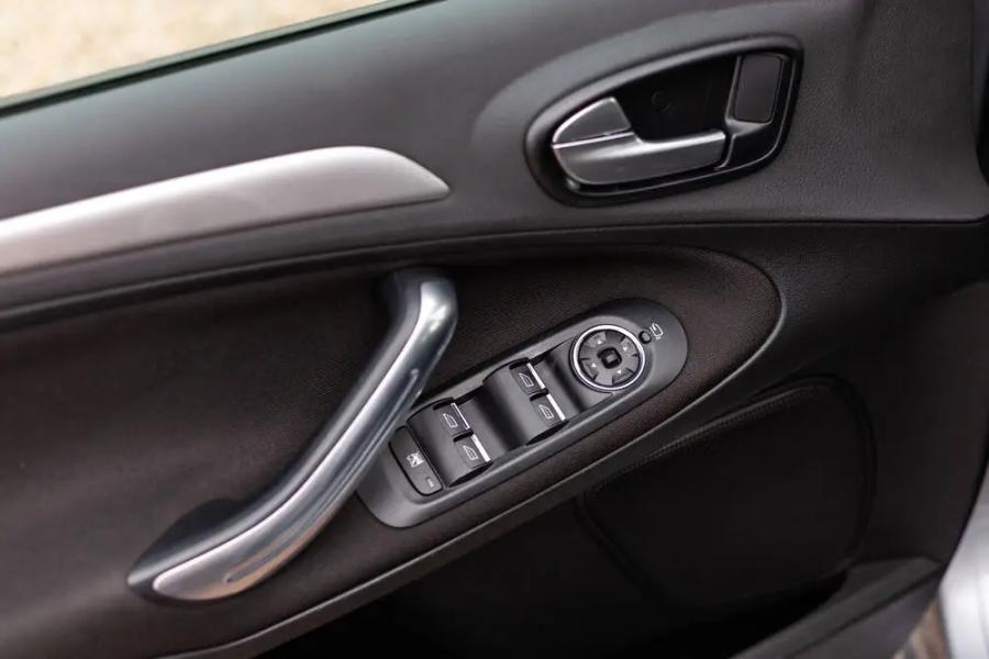 Pelēks Ford S-Max 2009 Rīga, ar dzinēja tilpumu 2.00 L un nobraukumu 259 tūkst. km par 4495 €, foto 18 vietnē AUTOMOTO.COM.LV