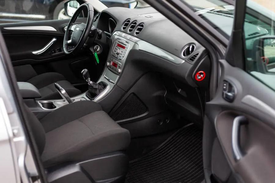 Pelēks Ford S-Max 2009 Rīga, ar dzinēja tilpumu 2.00 L un nobraukumu 259 tūkst. km par 4495 €, foto 22 vietnē AUTOMOTO.COM.LV