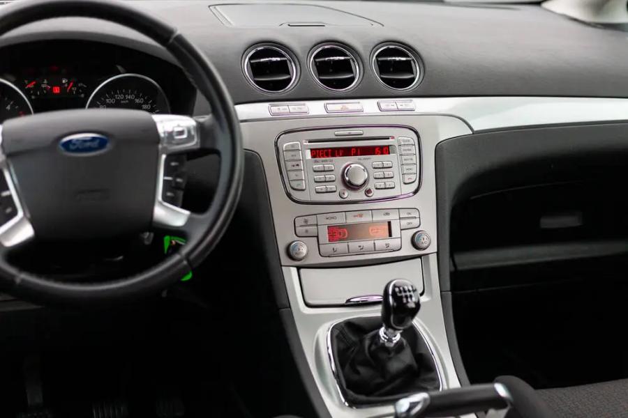Pelēks Ford S-Max 2009 Rīga, ar dzinēja tilpumu 2.00 L un nobraukumu 259 tūkst. km par 4495 €, foto 24 vietnē AUTOMOTO.COM.LV