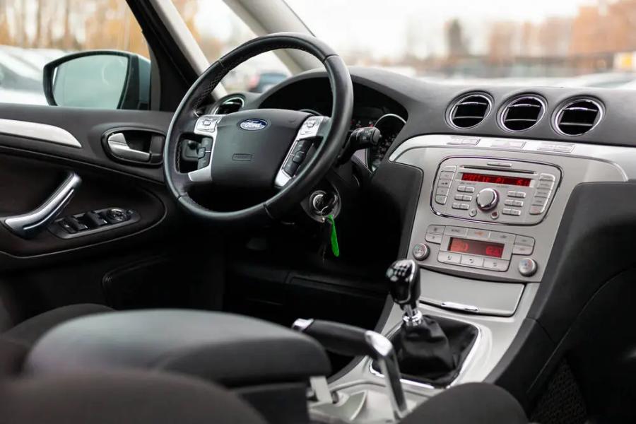 Pelēks Ford S-Max 2009 Rīga, ar dzinēja tilpumu 2.00 L un nobraukumu 259 tūkst. km par 4495 €, foto 26 vietnē AUTOMOTO.COM.LV