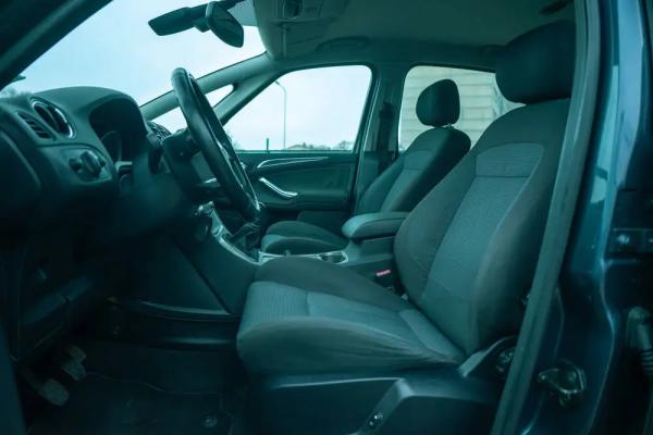 Pelēks Ford S-Max 2007 Liepāja, ar dzinēja tilpumu 2.00 L un nobraukumu 275 tūkst. km par 3400 €, foto 9 vietnē AUTOMOTO.COM.LV