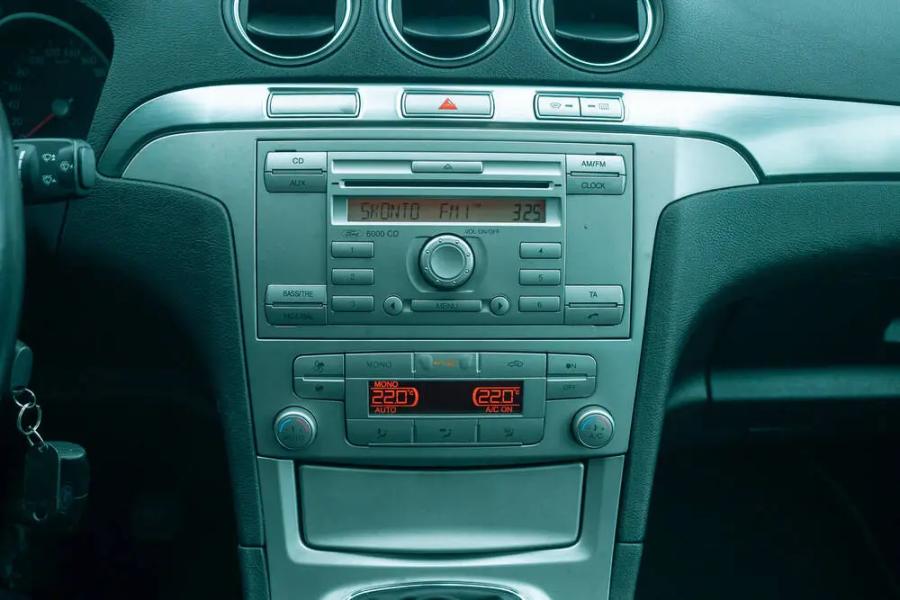 Pelēks Ford S-Max 2007 Liepāja, ar dzinēja tilpumu 2.00 L un nobraukumu 275 tūkst. km par 3400 €, foto 17 vietnē AUTOMOTO.COM.LV